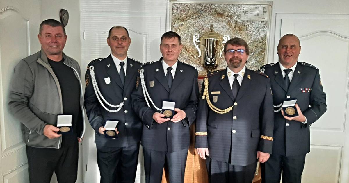 Profesionální hasiči z Plzeňska se loučí s dlouholetými příslušníky - Hasičovo